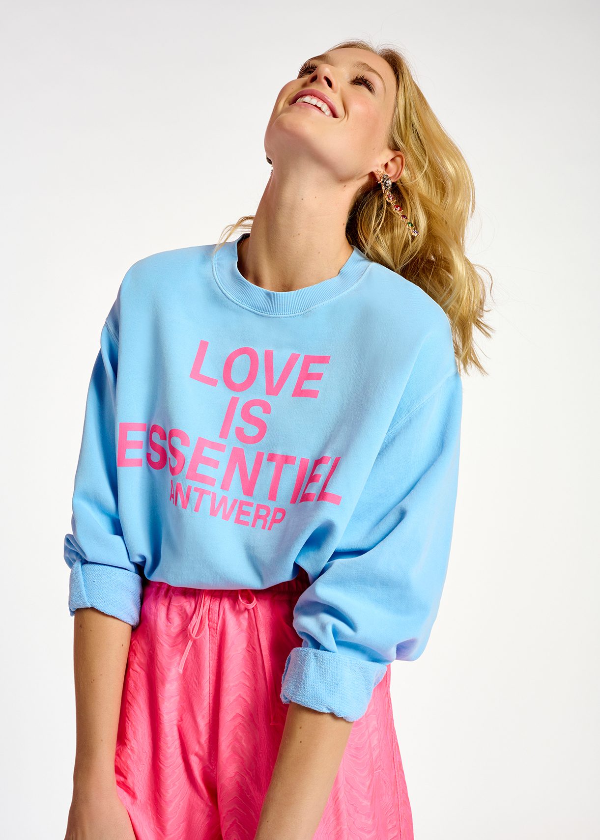 Blauwe sweater van biokatoen met tekst - Essentiel Antwerp Belgie